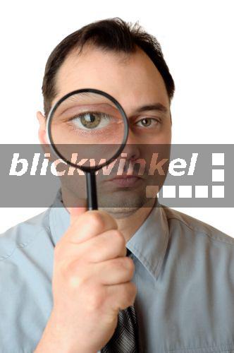 blickwinkel - Mann guckt durch eine Lupe - man watching through lens ...