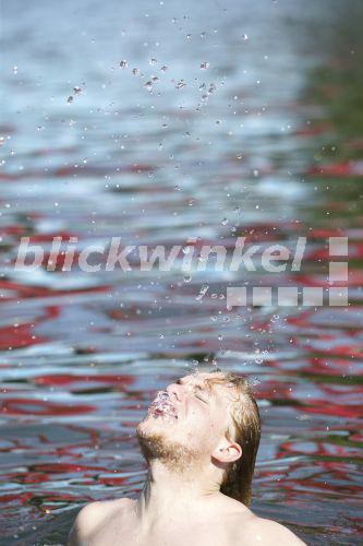 blickwinkel - Junger Mann badend - young man bathing - McPHOTO/Propeller