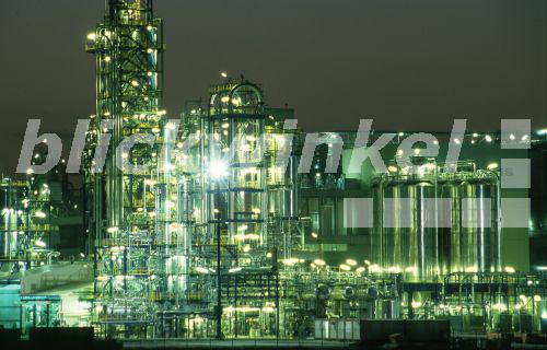 blickwinkel - Raffinerie beleuchtet in der Nacht, Oesterreich, Wien ...