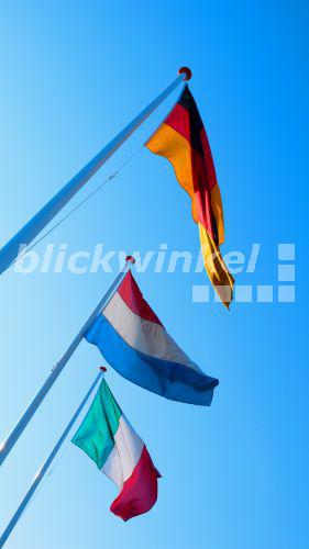 blickwinkel - Deutsche, franzoesische und italienische Flagge - german ...