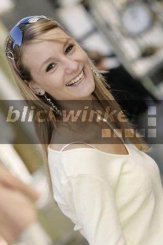 blickwinkel - huebsche Blondine lachend - pretty blond woman laughing ...