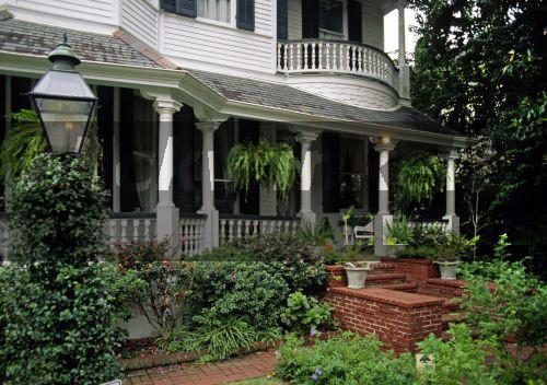 blickwinkel - Vorbau mit Saeulen und Garten eines typischen ...