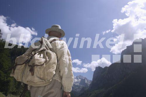 blickwinkel - historischer Bergsteiger beim Bergwandern, Oesterreich ...