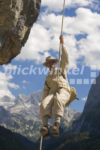 blickwinkel - historischer Bergsteiger beim Abseilen in den Bergen ...