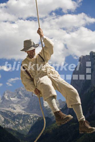 blickwinkel - historischer Bergsteiger beim Abseilen in den Bergen ...