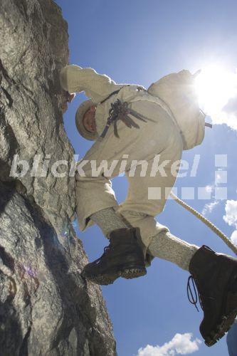 blickwinkel - historischer Bergsteiger beim Felsklettern, Oesterreich ...