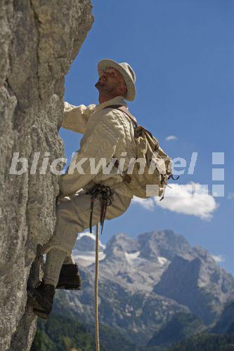 blickwinkel - historischer Bergsteiger beim Felsklettern, Oesterreich ...