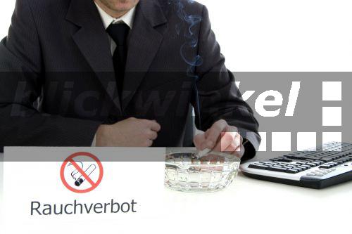blickwinkel - Rauchen am Arbeitsplatz - smoking at the work place ...