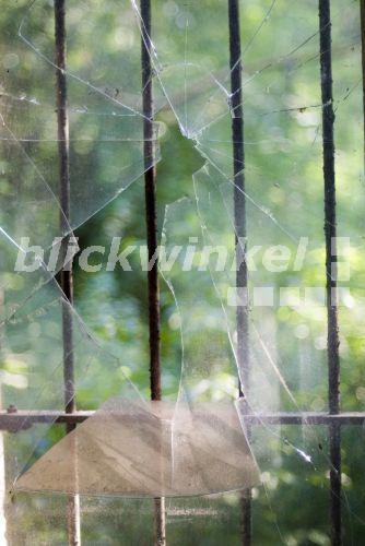 blickwinkel - zerbrochene Fensterscheibe - broken window, Germany - Samot