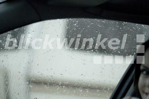 blickwinkel - Regen auf einer Autoscheibe - rain on window pane of a ...