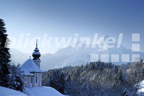 blickwinkel - barocke Wallfahrtskirche in Maria Gern mit Watzmann im ...