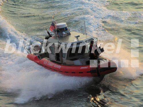 blickwinkel - Schnellboot der US Kuestenwache mit Maschinengewehr auf ...
