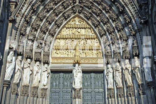 blickwinkel - Hauptportal der Westfassade des Koelner Doms mit ...