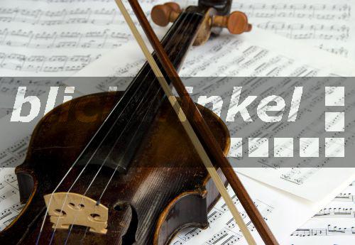 blickwinkel - Geige mit Bogen und Notenblaettern - violin with violin ...