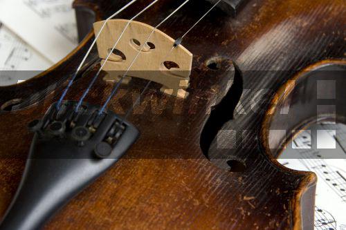 blickwinkel - Geige mit Notenblaettern, Ausschnitt - violin with sheet ...