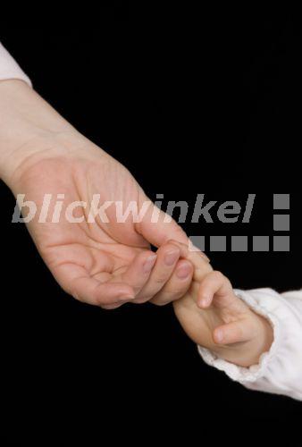 blickwinkel - Mutter- und Kinderhand - mother and child hand in hand ...