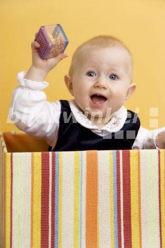 blickwinkel - Baby mit Rassel in einer Kiste - baby with rattle in a ...