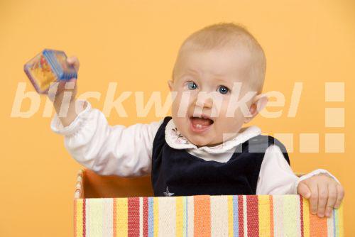 blickwinkel - Baby mit Rassel in einer Kiste - baby with rattle in a ...