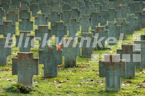 blickwinkel - Graeber ziviler deutscher Bombenopfer des Zweiten ...