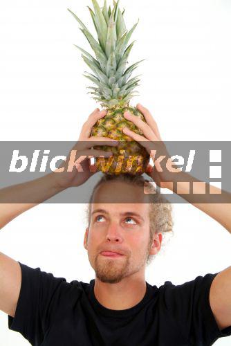 blickwinkel - junger Mann mit Ananas auf dem Kopf - young man with ...