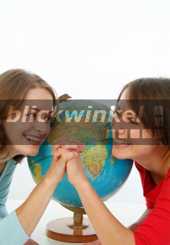 blickwinkel - Symbolbild globale Freundschaft. Zwei Freundinnen reichen ...