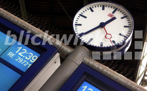 blickwinkel - Bahnhofsuhr, Deutschland - station clock, Germany - F8 ...
