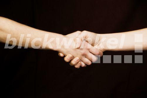 blickwinkel - Handschlag - handshake - McPHOTO/M. Begsteiger