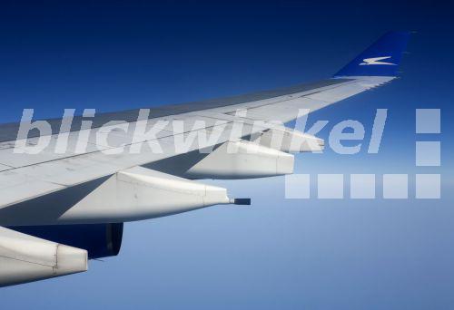 blickwinkel - Tragflaeche eines Flugzeugs - The wing of a jet in flight ...