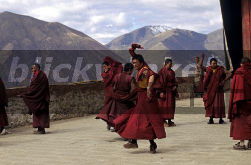 blickwinkel - tanzende Moenche am Drigung Kloster, China, Tibet - MONKS ...