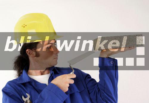 blickwinkel - Bauarbeiter mit Blaumann, Bauhelm, Kelle und Baustein ...