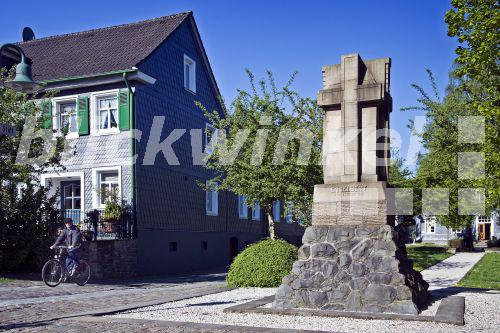 blickwinkel - Engelbertdenkmal im Dorf, dem aeltesten Teil der Stadt ...