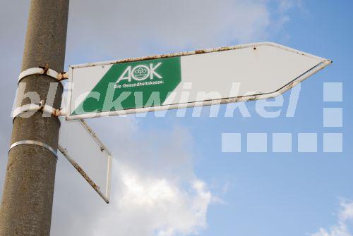 blickwinkel - Hinweisschild AOK - direction sign AOK - McPHOTO/M. Nitzschke
