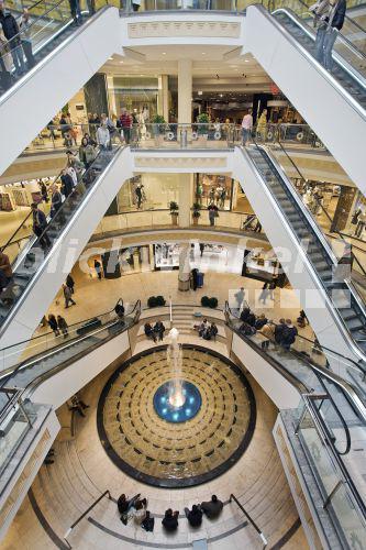 blickwinkel - Innenansicht des Einkaufscenter Limbecker Platz in der ...