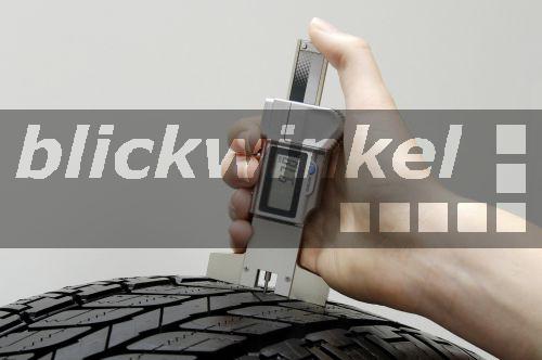 blickwinkel - Profiltiefenmessung an einem Pkw-Reifen - measuring air ...