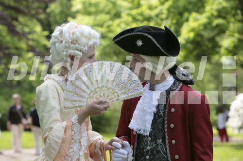 blickwinkel - Paar in der Barockzeit, tuschelt verdeckt hinter einem ...