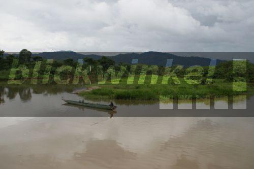 blickwinkel - Flussbiegung Rio Sambu vor dem Dorf Sambu, im Regenwald ...