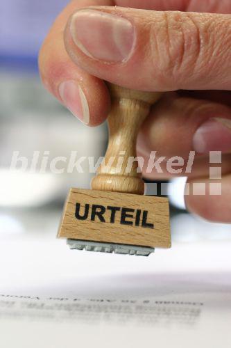 blickwinkel - Stempel in der Hand mit der Aufschrift Urteil - hand with ...