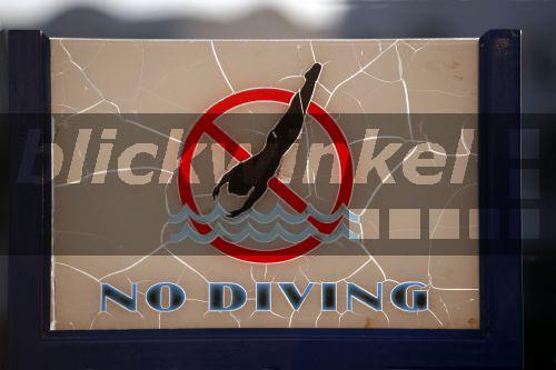 blickwinkel - Verbotsschild 'Ins Wasser springen verboten ...