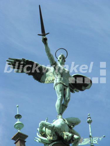 blickwinkel - Bronzeskulptur auf dem Hamburger Rathaus: Erzengel ...