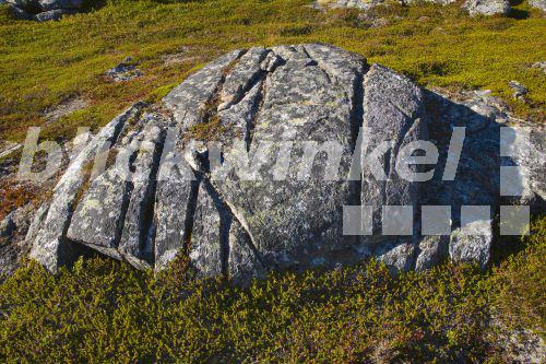 blickwinkel - Frostsprengung eines Felsens, Norwegen, Troms, Kvaløya ...
