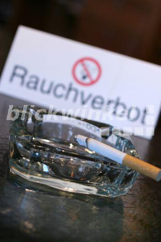 blickwinkel - Aschenbecher und Nichtraucherschild - ashtray and a no ...