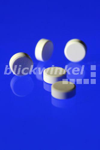 blickwinkel - weisse Tabletten - white tablets - McPHOTO/BilderBox