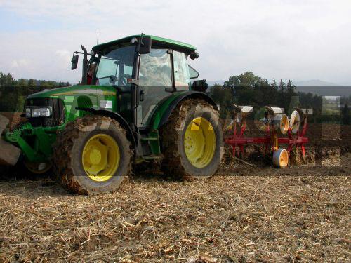 blickwinkel - Traktor mit Pflug im Einsatz bei der Feldarbeit - tractor ...