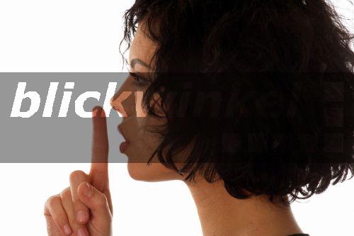 blickwinkel - junge Frau macht eine Geste: Bitte ruhig sein! - please ...