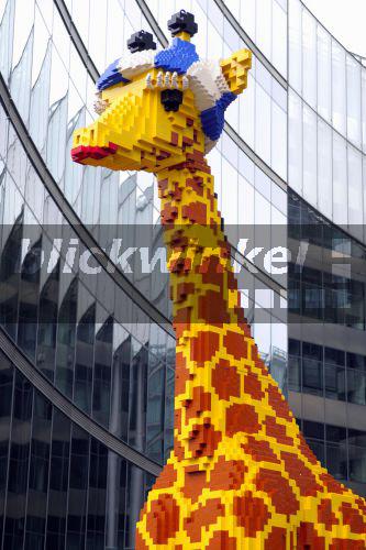 blickwinkel - lebensgrosse Giraffe aus Legosteinen - Lego bricks ...