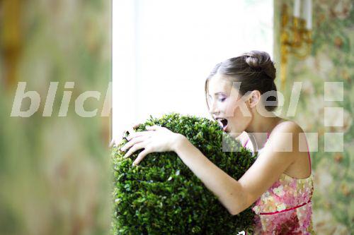 blickwinkel - Frau beisst in einen Busch - woman biting into a bush ...