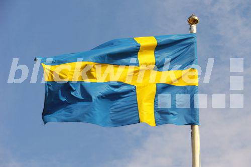 blickwinkel - wehende Schwedische Fahne, Schweden - blowing national ...
