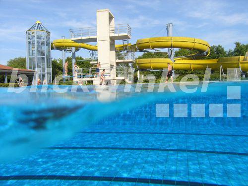 blickwinkel - Schwimmbad mit Rutsche - Swimming pool with chute ...