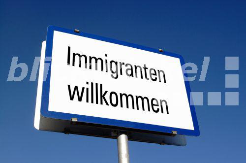 blickwinkel - Schild mit der Aufschrift 'Immigranten willkommen ...