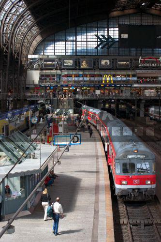 blickwinkel - Regionalbahn im Hauptbahnhof, Deutschland, Hamburg ...